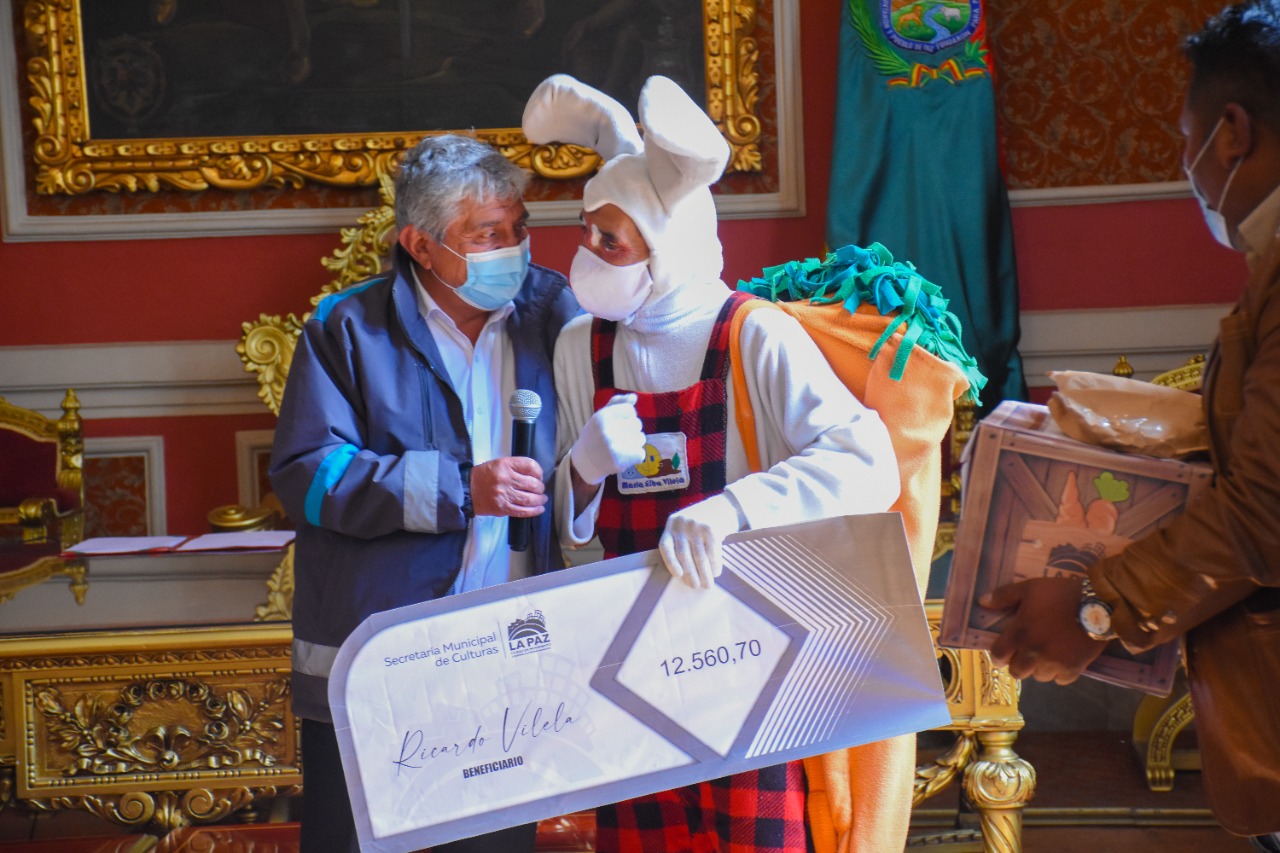 La Alcaldía de La Paz entregó Bs 12.560 al Conejo Ricky, lo recaudado ...